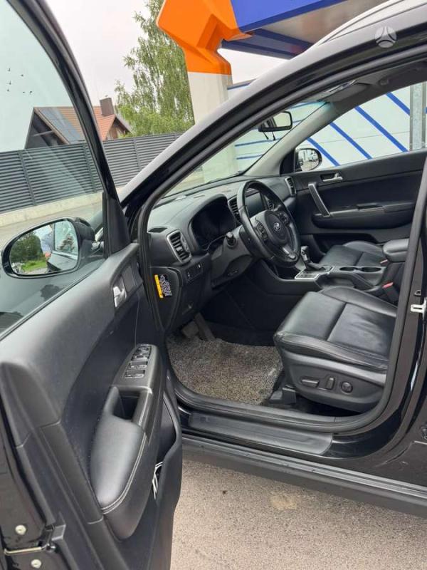 Black Kia Sportage 2016 in Vilnius, with an engine capacity of 1.69 L and mileage of 171 thousand km for 8000 €, photo 7 on AUTOMOTO.COM.LV