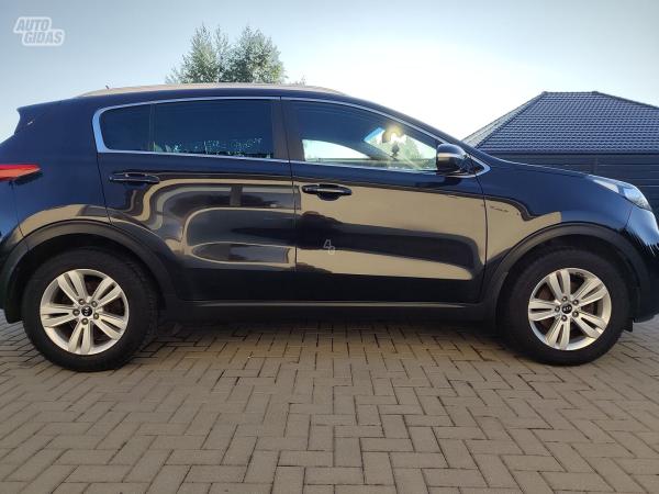 Kia Sportage 2016 in Klaipeda on AUTOMOTO.COM.LV Black Kia Sportage 2016 in Klaipeda, with an engine capacity of 1.70 L and mileage of 175 thousand km for 10500 €, photo 8 on AUTOMOTO.COM.LV