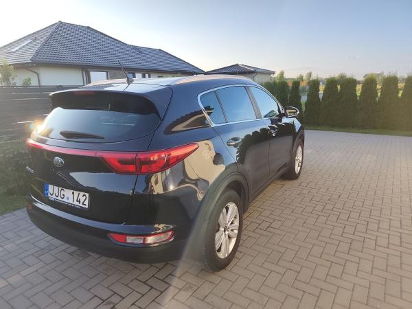 Kia Sportage 2016 in Klaipeda on AUTOMOTO.COM.LV Black Kia Sportage 2016 in Klaipeda, with an engine capacity of 1.70 L and mileage of 175 thousand km for 10500 €, photo 9 on AUTOMOTO.COM.LV