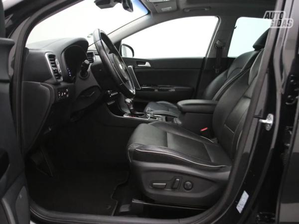 Black Kia Sportage 2017 in Vilnius, with an engine capacity of 1.70 L and mileage of 235 thousand km for 13399 €, photo 4 on AUTOMOTO.COM.LV