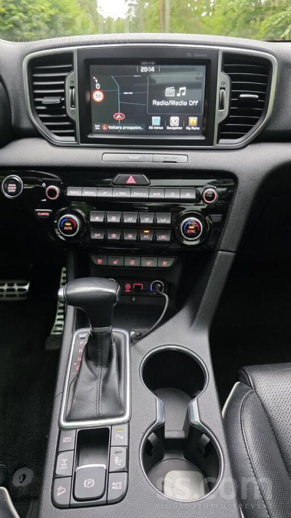 Black Kia Sportage 2017 in Jurmala, with an engine capacity of 2.00 L and mileage of 186 thousand km for 14000 €, photo 6 on AUTOMOTO.COM.LV