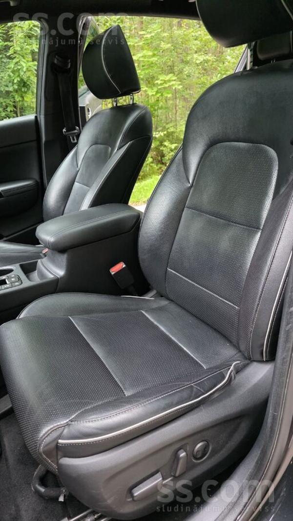 Black Kia Sportage 2017 in Jurmala, with an engine capacity of 2.00 L and mileage of 186 thousand km for 14000 €, photo 8 on AUTOMOTO.COM.LV