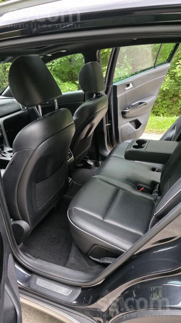 Black Kia Sportage 2017 in Jurmala, with an engine capacity of 2.00 L and mileage of 186 thousand km for 14000 €, photo 9 on AUTOMOTO.COM.LV