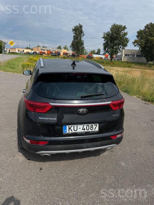 Black Kia Sportage 2017 in Riga, with an engine capacity of 2.00 L and mileage of 208 thousand km for 12500 €, photo 4 on AUTOMOTO.COM.LV