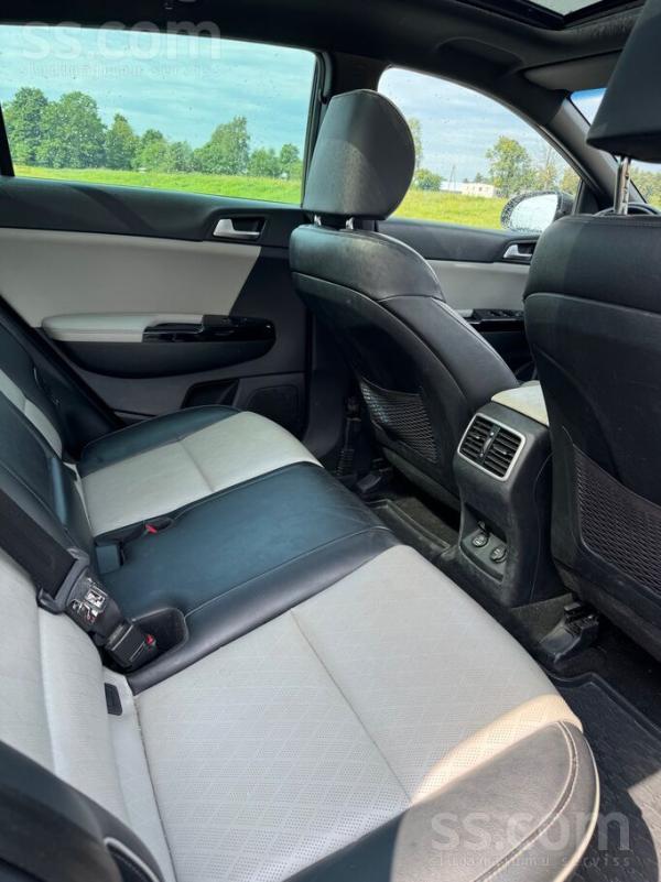 Black Kia Sportage 2017 in Riga, with an engine capacity of 2.00 L and mileage of 208 thousand km for 12500 €, photo 6 on AUTOMOTO.COM.LV
