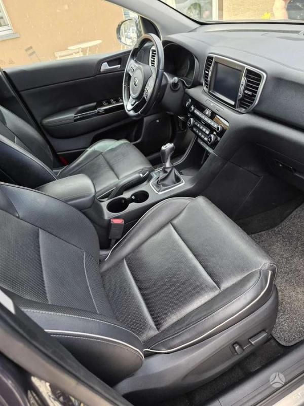 Kia Sportage 2017 in Taurage on AUTOMOTO.COM.LV Black Kia Sportage 2017 in Taurage, with an engine capacity of 1.69 L and mileage of 165 thousand km for 9400 €, photo 6 on AUTOMOTO.COM.LV