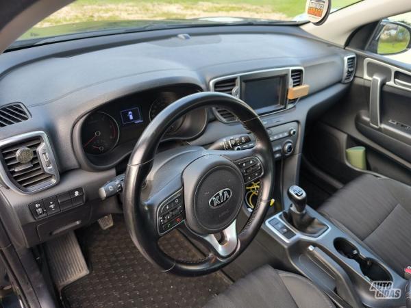 Black Kia Sportage 2018 in Vilnius, with an engine capacity of 1.70 L and mileage of 135 thousand km for 11700 €, photo 6 on AUTOMOTO.COM.LV