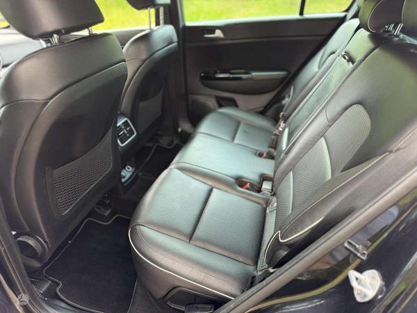 Black Kia Sportage 2018 in Utena, with an engine capacity of 2.00 L and mileage of 126 thousand km for 15500 €, photo 10 on AUTOMOTO.COM.LV