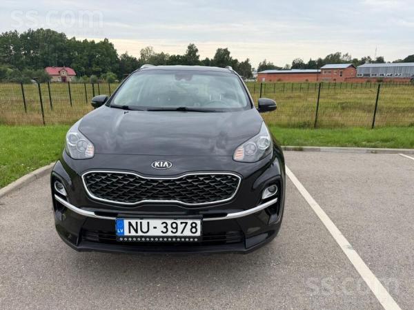 Black Kia Sportage 2018 in Valmiera, with an engine capacity of 1.60 L and mileage of 174 thousand km for 13900 €, photo 5 on AUTOMOTO.COM.LV