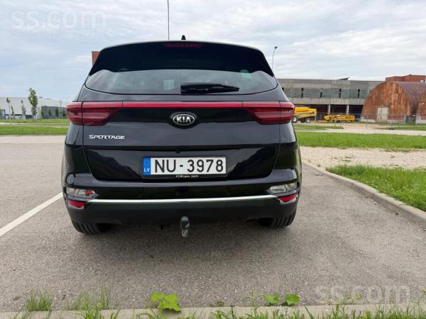Black Kia Sportage 2018 in Valmiera, with an engine capacity of 1.60 L and mileage of 174 thousand km for 13900 €, photo 6 on AUTOMOTO.COM.LV