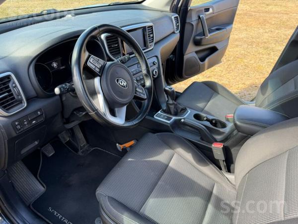 Black Kia Sportage 2018 in Valmiera, with an engine capacity of 1.60 L and mileage of 174 thousand km for 13900 €, photo 9 on AUTOMOTO.COM.LV