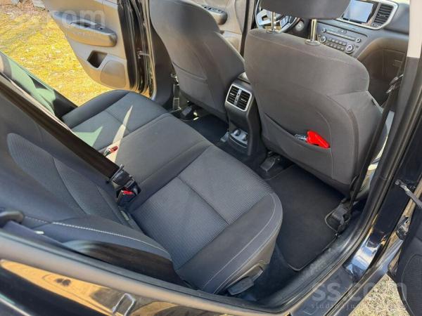 Black Kia Sportage 2018 in Valmiera, with an engine capacity of 1.60 L and mileage of 174 thousand km for 13900 €, photo 10 on AUTOMOTO.COM.LV