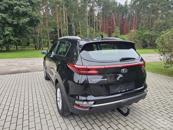 Black Kia Sportage 2018 in Ukmerge, with an engine capacity of 1.60 L and mileage of 226 thousand km for 9700 €, photo 8 on AUTOMOTO.COM.LV