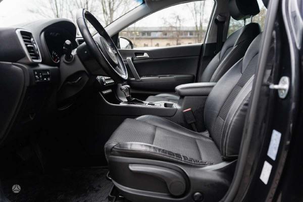 Black Kia Sportage 2019 in Vilnius, with an engine capacity of 1.60 L and mileage of 93 thousand km for 16990 €, photo 10 on AUTOMOTO.COM.LV