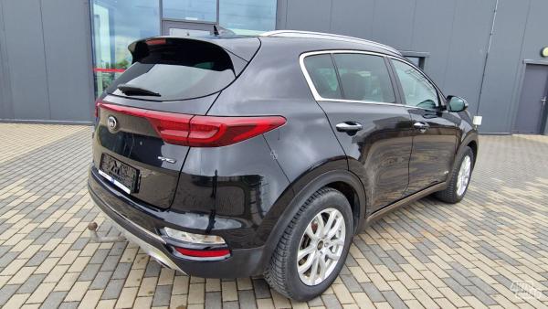 Black Kia Sportage 2019 in Siauliai, with an engine capacity of 2.00 L and mileage of 237 thousand km for 14950 €, photo 4 on AUTOMOTO.COM.LV