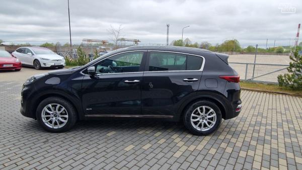 Black Kia Sportage 2019 in Siauliai, with an engine capacity of 2.00 L and mileage of 237 thousand km for 14950 €, photo 8 on AUTOMOTO.COM.LV