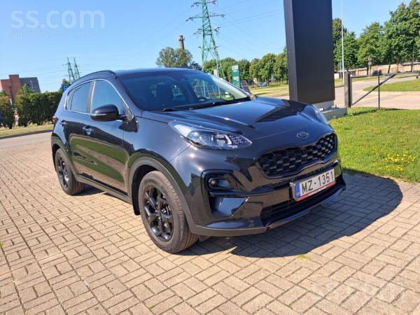 Black Kia Sportage 2021 in Liepaja, with an engine capacity of 1.60 L and mileage of 34 thousand km for 16640 €, photo 1 on AUTOMOTO.COM.LV