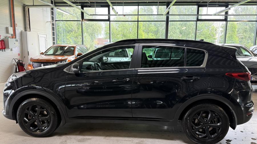 Black Kia Sportage 2021 in Riga, with an engine capacity of 1.60 L and mileage of 68 thousand km for 1790000 €, photo 1 on AUTOMOTO.COM.LV