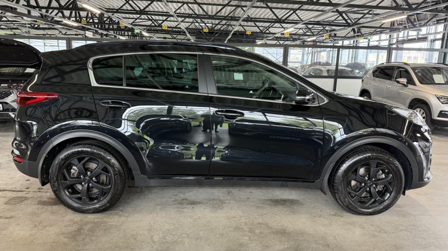 Black Kia Sportage 2021 in Riga, with an engine capacity of 1.60 L and mileage of 68 thousand km for 1790000 €, photo 5 on AUTOMOTO.COM.LV