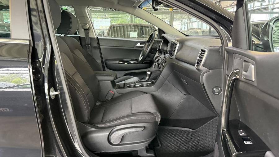 Black Kia Sportage 2021 in Riga, with an engine capacity of 1.60 L and mileage of 68 thousand km for 1790000 €, photo 15 on AUTOMOTO.COM.LV