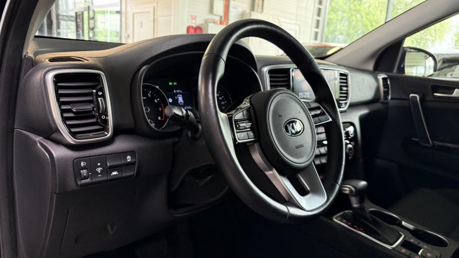 Black Kia Sportage 2021 in Riga, with an engine capacity of 1.60 L and mileage of 68 thousand km for 1790000 €, photo 17 on AUTOMOTO.COM.LV