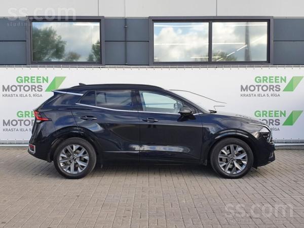 Black Kia Sportage 2022 in Riga, with an engine capacity of 1.60 L and mileage of 82 thousand km for 22900 €, photo 5 on AUTOMOTO.COM.LV