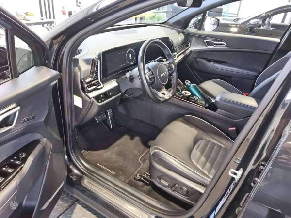 Black Kia Sportage 2023 in Vilnius, with an engine capacity of 1.60 L and mileage of 61 thousand km for 32222 €, photo 3 on AUTOMOTO.COM.LV