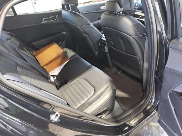 Black Kia Sportage 2023 in Vilnius, with an engine capacity of 1.60 L and mileage of 61 thousand km for 32222 €, photo 5 on AUTOMOTO.COM.LV