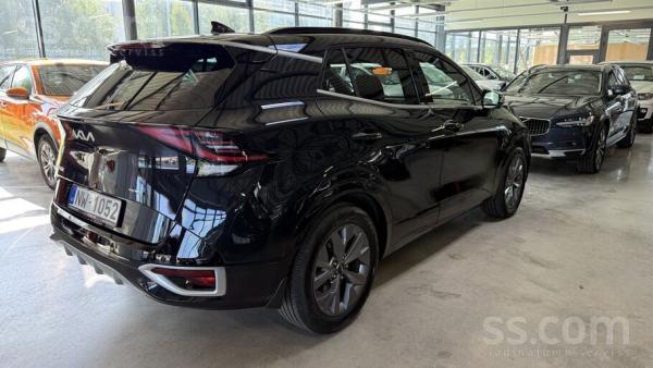 Black Kia Sportage 2024 in Riga, with an engine capacity of 1.60 L and mileage of 47 thousand km for 28900 €, photo 4 on AUTOMOTO.COM.LV
