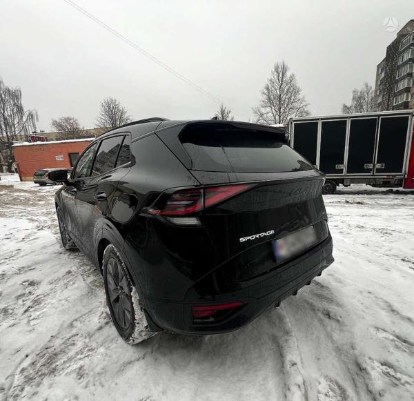 Black Kia Sportage 2025 in Vilnius, with an engine capacity of 1.60 L and mileage of 22 thousand km for 32900 €, photo 3 on AUTOMOTO.COM.LV