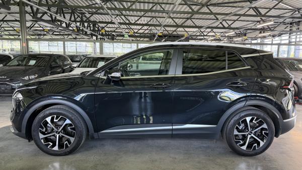Melns Kia Sportage 2025 Rīga, ar dzinēja tilpumu 1.60 L un nobraukumu 27 tūkst. km par 2890000 €, foto 1 vietnē AUTOMOTO.COM.LV