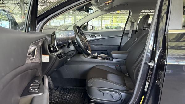 Melns Kia Sportage 2025 Rīga, ar dzinēja tilpumu 1.60 L un nobraukumu 27 tūkst. km par 2890000 €, foto 9 vietnē AUTOMOTO.COM.LV