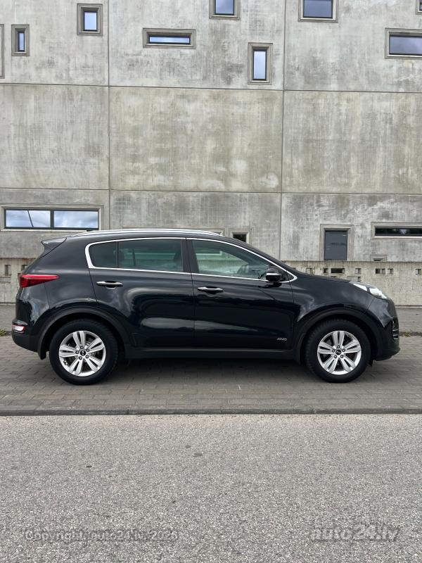 Black Kia Sportage 2016 in Tallinn, with an engine capacity of 2.00 L and mileage of 211 thousand km for 13900 €, photo 4 on AUTOMOTO.COM.LV
