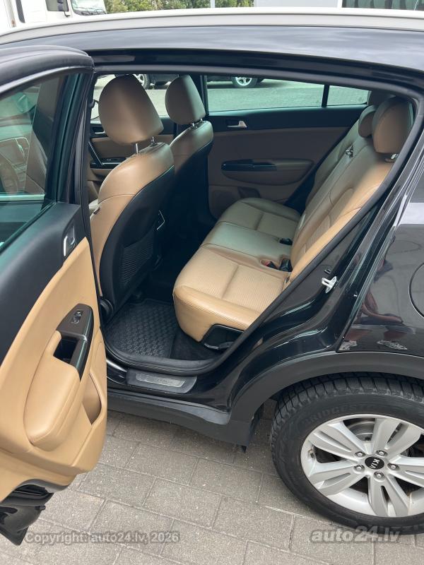 Black Kia Sportage 2016 in Tallinn, with an engine capacity of 2.00 L and mileage of 211 thousand km for 13900 €, photo 9 on AUTOMOTO.COM.LV