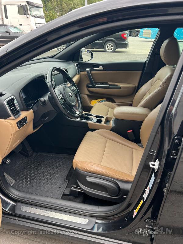 Black Kia Sportage 2016 in Tallinn, with an engine capacity of 2.00 L and mileage of 211 thousand km for 13900 €, photo 10 on AUTOMOTO.COM.LV