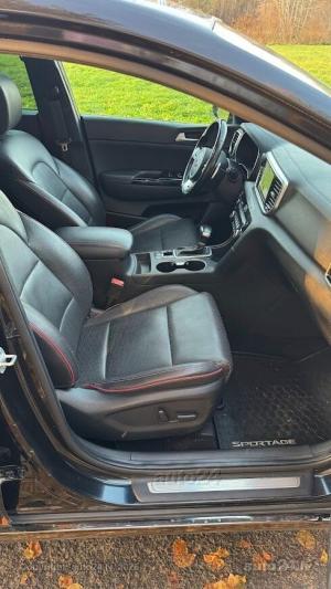 Black Kia Sportage 2018 in Tallinn, with an engine capacity of 2.00 L and mileage of 187 thousand km for 13500 €, photo 11 on AUTOMOTO.COM.LV