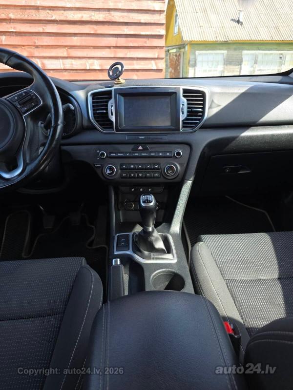 Black Kia Sportage 2018 in Tallinn, with an engine capacity of 1.60 L and mileage of 123 thousand km for 13500 €, photo 9 on AUTOMOTO.COM.LV