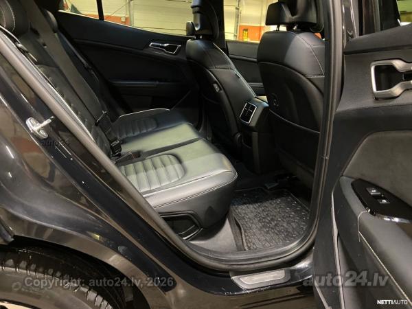 Black Kia Sportage 2022 in Tallinn, with an engine capacity of 1.60 L and mileage of 63 thousand km for 33300 €, photo 3 on AUTOMOTO.COM.LV