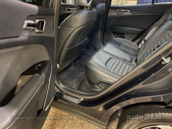 Black Kia Sportage 2022 in Tallinn, with an engine capacity of 1.60 L and mileage of 63 thousand km for 33300 €, photo 8 on AUTOMOTO.COM.LV