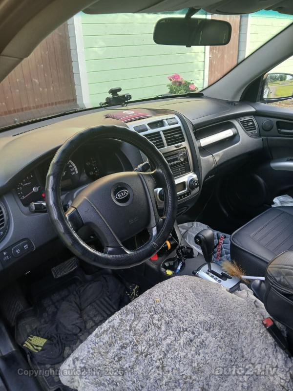 Black Kia Sportage 2006 in Tallinn, with an engine capacity of 2.00 L and mileage of 176 thousand km for 2500 €, photo 4 on AUTOMOTO.COM.LV