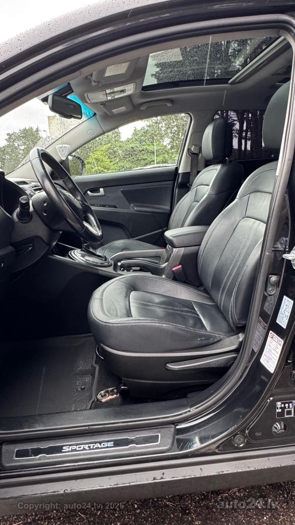 Black Kia Sportage 2013 in Tallinn, with an engine capacity of 2.00 L and mileage of 172 thousand km for 8999 €, photo 10 on AUTOMOTO.COM.LV