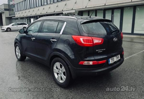 Black Kia Sportage 2013 in Tallinn, with an engine capacity of 2.00 L and mileage of 285 thousand km for 4790 €, photo 5 on AUTOMOTO.COM.LV