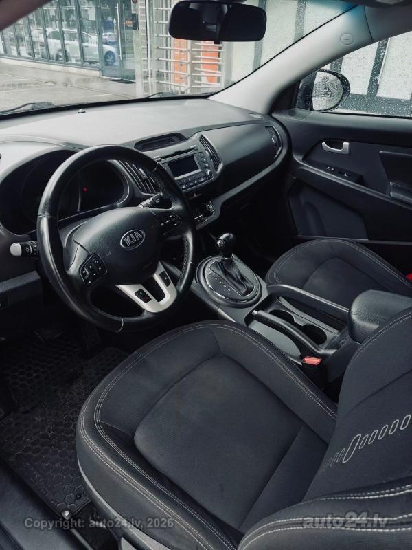 Black Kia Sportage 2013 in Tallinn, with an engine capacity of 2.00 L and mileage of 285 thousand km for 4790 €, photo 9 on AUTOMOTO.COM.LV