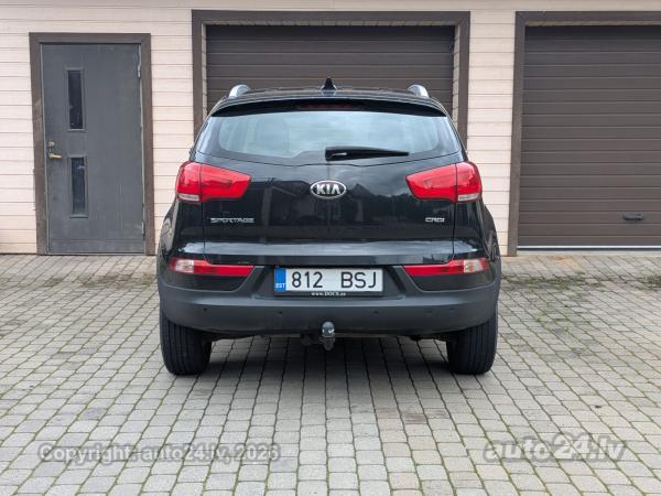 Black Kia Sportage 2015 in Valga, with an engine capacity of 2.00 L and mileage of 230 thousand km for 9490 €, photo 5 on AUTOMOTO.COM.LV