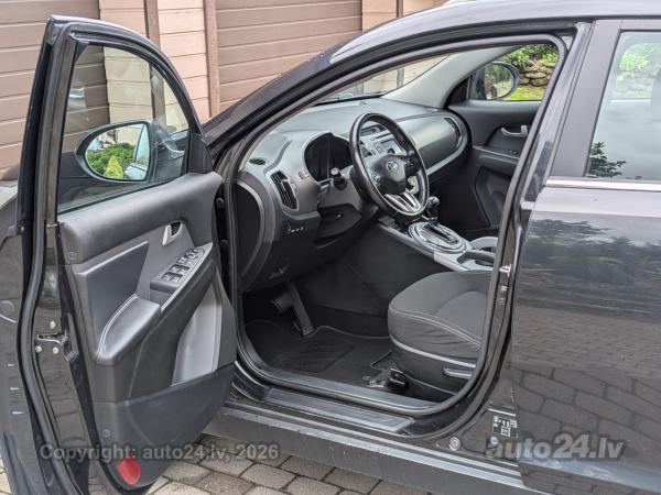 Black Kia Sportage 2015 in Valga, with an engine capacity of 2.00 L and mileage of 230 thousand km for 9490 €, photo 9 on AUTOMOTO.COM.LV