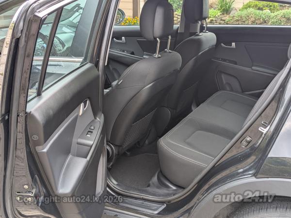 Black Kia Sportage 2015 in Valga, with an engine capacity of 2.00 L and mileage of 230 thousand km for 9490 €, photo 10 on AUTOMOTO.COM.LV