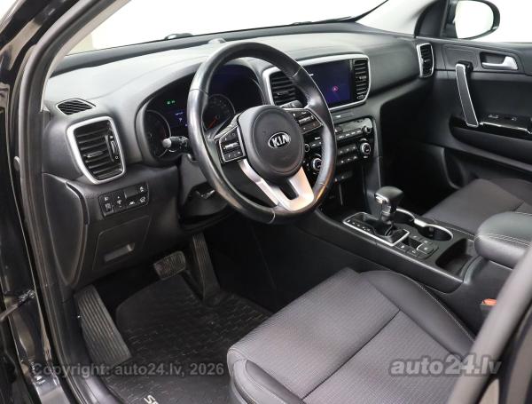 Black Kia Sportage 2021 in Tallinn, with an engine capacity of 1.60 L and mileage of 69 thousand km for 18900 €, photo 8 on AUTOMOTO.COM.LV