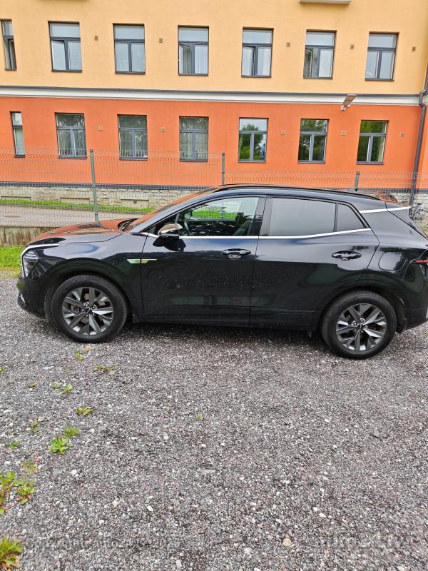 Black Kia Sportage 2022 in Tallinn, with an engine capacity of 1.60 L and mileage of 33 thousand km for 27000 €, photo 1 on AUTOMOTO.COM.LV