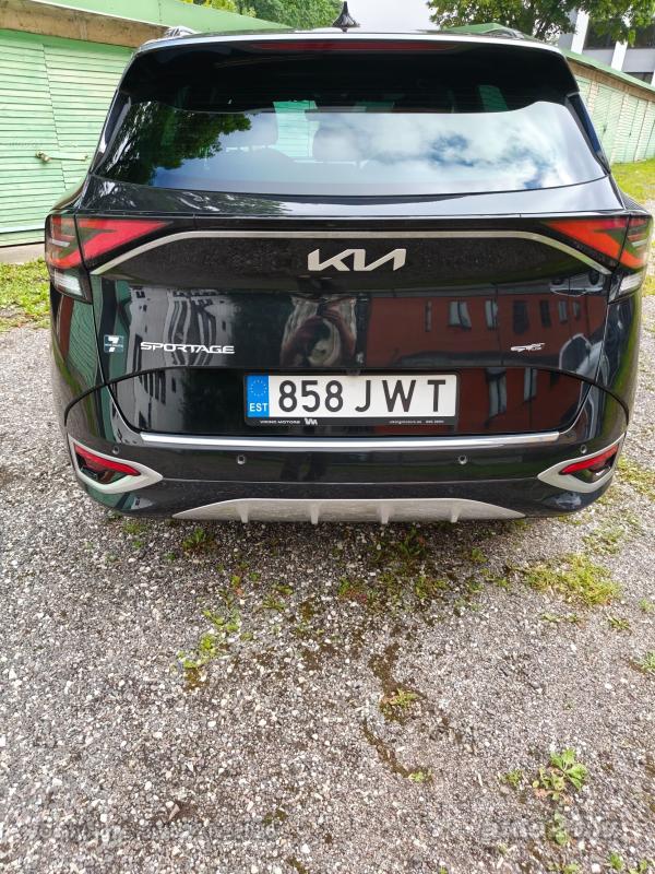 Black Kia Sportage 2022 in Tallinn, with an engine capacity of 1.60 L and mileage of 33 thousand km for 27000 €, photo 3 on AUTOMOTO.COM.LV