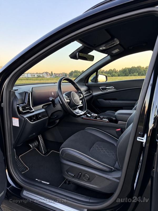 Black Kia Sportage 2022 in Tallinn, with an engine capacity of 1.60 L and mileage of 79 thousand km for 25400 €, photo 11 on AUTOMOTO.COM.LV